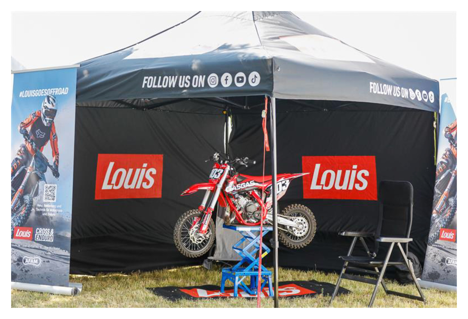 Louis LOUIS PAVILLON WALL WITH COMMUNITY LOGO